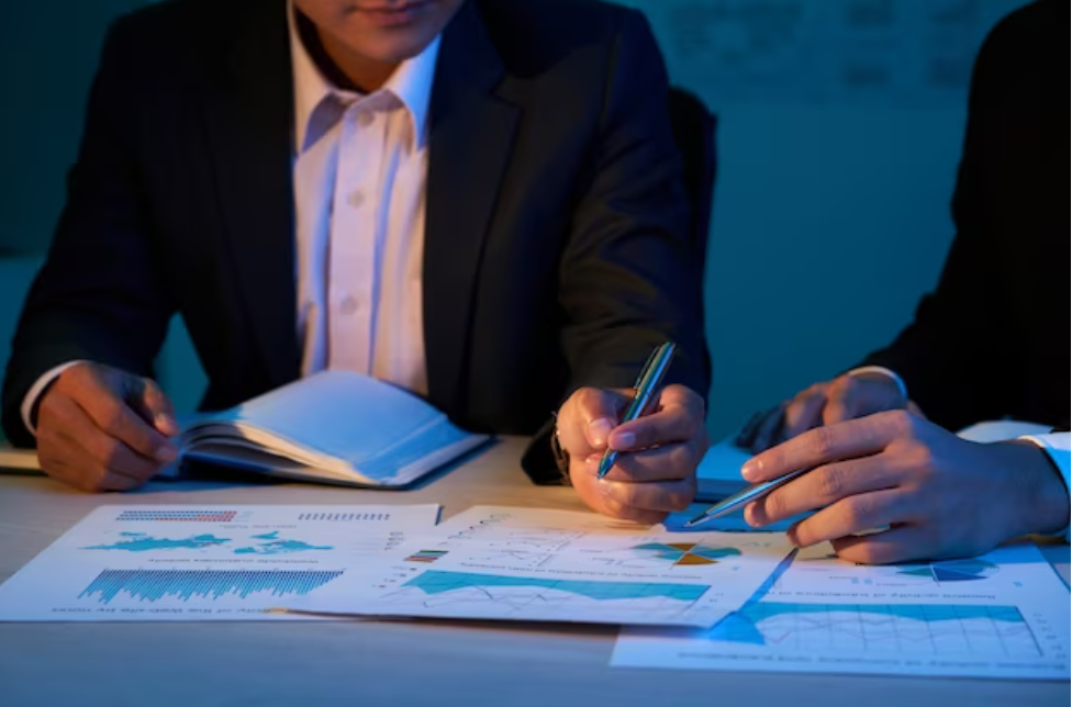 Solving Case Studies: 8 Step-by-Step Strategies for Management Students