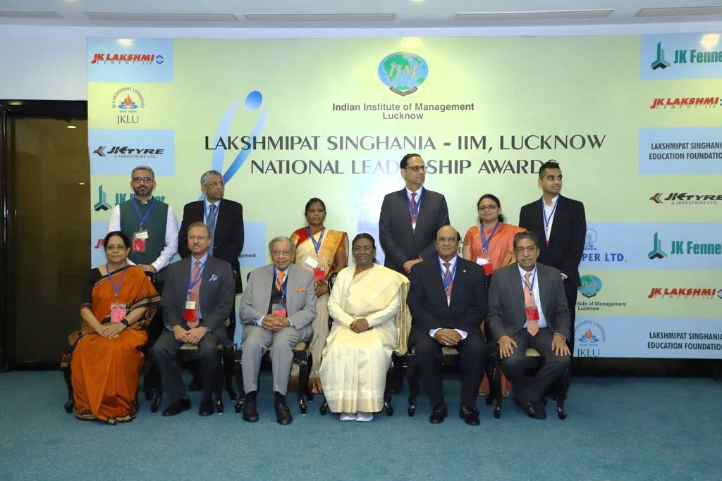 IIM Lucknow organizes great awards ceremony